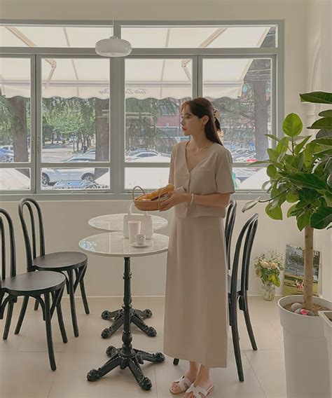 리리앤코 심플한 디자인의 스커트 트임 디테일로 포인트를 준 고급스러운 투피스 세트에요🖤🖤