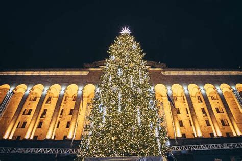 პარლამენტის წინ ქვეყნის მთავარი ნაძვის ხე აინთო Imedinews