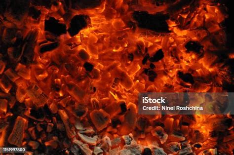 Tekstur Menyala Terang Dari Potongan Kayu Bakar Membara Dan Api Menyala