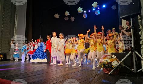 Популярни приказки разказаха с езика на танца възпитаниците на Балетната школа в Разград на