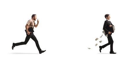 돈으로 가득 찬 여행 가방으로 사업가를 쫓는 무전기와 함께 경비원의 전체 길이 프로필 샷 통화에 대한 스톡 사진 및 기타 이미지