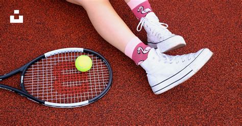 테니스 라켓과 공을 들고 바닥에 앉아 있는 여성 사진 Unsplash의 무료 테니스 이미지