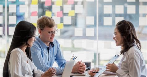 성공적인 팀 젊은 아시아 사업가 그룹이 사무실에서 함께 계획하고 브레인 스토밍합니다 사진 Unsplash의 비즈니스 미팅 이미지