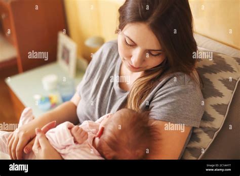 Roc O Pel Gico Loco Madre Con Su Hijo Recien Nacido Cadena Adem S Ventaja