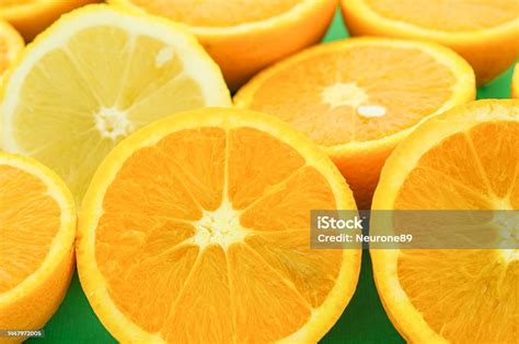 육즙이 많은 얇게 썬 오렌지와 레몬 과일 배경 계절 감귤류 건강한 식생활 0명에 대한 스톡 사진 및 기타 이미지 0명 감귤류 과일 건강한 식생활 Istock