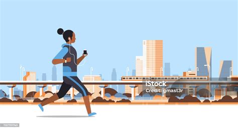 휘트니스 여자 야외 아프리카 소녀 스마트폰 건강 한 라이프 스타일 개념 도시 마천루 배경 전체 길이 평면 수평에 헤드폰으로 음악을 듣고 실행 개념에 대한 스톡 벡터 아트 및