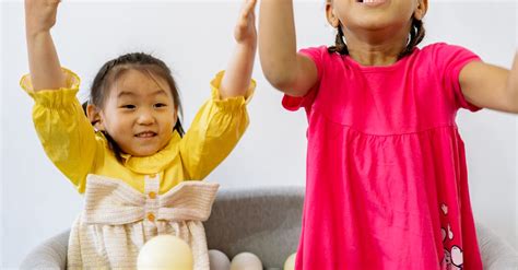 실내 걱정 없는 게임 공 기쁨 기운찬 노는 시간 노란 드레스 놀이 놀이 공간 다양한 다이나믹한 다채로운 단란함 레저 무기 제기 미소 짓는