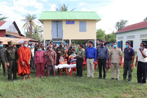 លោកឧត្ដមសេនីយ៍ ទោ សោម ស៊ុន ប្រគល់ ផ្ទះ ថ្មី ខ្នងទី២១០ អំណោយដ៏ថ្លៃថ្លារបស់ សម្ដេចតេជោ ហ៊ុន សែន