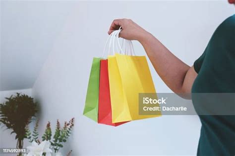 판매 쇼핑 백을 들고 아시아 여자 쇼핑몰에서 소비주의 라이프 스타일 개념 가방에 대한 스톡 사진 및 기타 이미지 가방 고객 구매 Istock