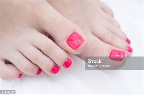 적용 하는 젤 폴란드어와 여자의 발입니다 자연 손톱입니다 발에 대한 스톡 사진 및 기타 이미지 발 네일아트 매니큐어 미용술 Istock
