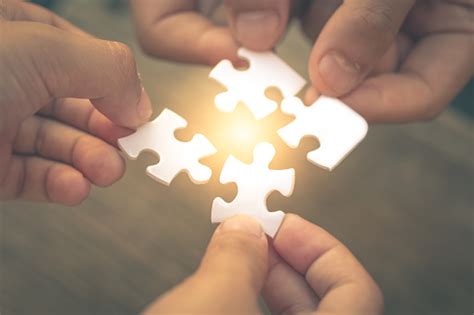 비즈니스 세부 정보 흐림의 팀 워크입니다 직소 퍼즐을 연결하는 다양한 사람들의 클로즈업 손 모임에 대한 스톡 사진 및 기타 이미지 모임 비즈니스 체크무늬 셔츠