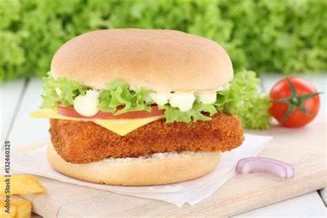 Fischburger Fisch Burger Backfisch Hamburger Zwiebel Käse Tomat Stock Foto Adobe Stock