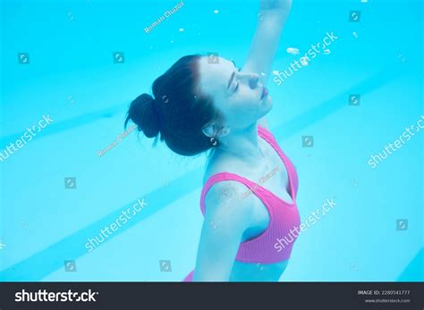 1 Thousand Woman Holding Breath Underwater Royalty Free Images Stock