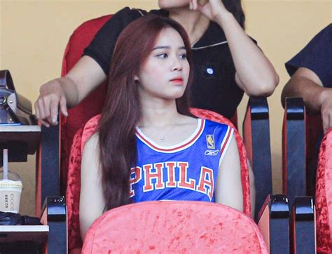 Bạn gái hot TikToker đến sân cổ vũ tiền đạo ĐT Việt Nam công khai mối quan hệ hẹn hò