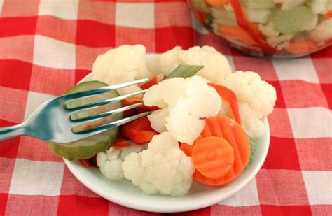 სტუმრები ყვავილოვანი კომბოსტოს მწნილს ხელით მიირთმევდნენ შედევრია და არა წასახემსებელი