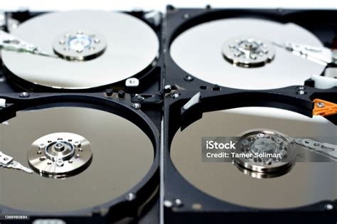 분해 된 컴퓨터 하드 디스크 드라이브 저장 메모리 플래터 스핀들 액추에이터 및 읽기 쓰기 헤드 기계축에 대한 스톡 사진 및 기타 이미지 Istock