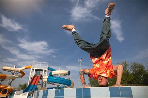 명확한 여름 날에 비어 있는 풀의 가장자리에 어려운 B소년 포즈를 하는 브레이크 댄서 25 29세에 대한 스톡 사진 및 기타 이미지 25 29세 개성 개념 거꾸로