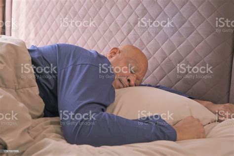 졸린 노인 흑인 하품 아프리카 계 미국인 사람들이 집에서 이른 아침에 침실에서 침대에 누워 자고 라이프 스타일 건강한 생활방식에