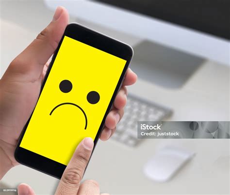 우울한 감정 개념 웃는 얼굴 이모티콘 인쇄 우울증과 슬픈 비관적인 얼굴 슬픔 낮음에 대한 스톡 사진 및 기타 이미지 낮음 노랑 머리 Istock