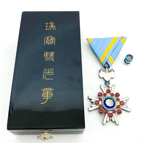 勲章 瑞宝双光章 瑞賓雙光章 旧勲五等瑞宝章 共箱あり 功労 従事 日本国 略綬 徽章 叙勲 桐の花葉 明治21年制定 M318勲章｜売買