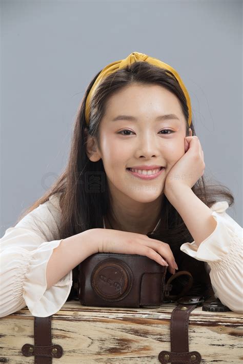 半身像高清图片 年轻女孩旅行拍照 人像图片免费下载 格式 1024像素 编号66206199 千图网