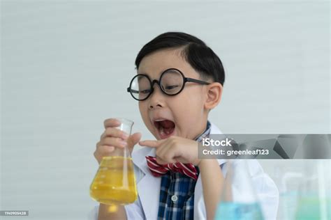 어린이 소년 유리를 사용 하 여 실험실에서 화학 솔루션을 공부 Stem 주제에 대한 스톡 사진 및 기타 이미지 Stem 주제