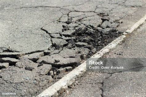 깨진 아스팔트 그것은 나쁜 길입니다 러시아에서 도로에 구덩이 0명에 대한 스톡 사진 및 기타 이미지 0명 거리 건설 산업 Istock