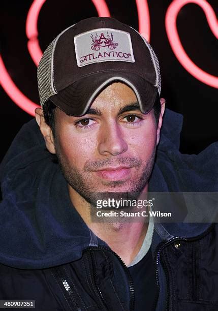 Enrique Iglesias Signs Photos And Premium High Res Pictures Getty Images
