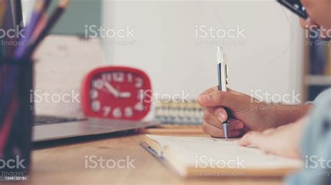 2022 년 달력 책에 매일 약속을 작성 플래너의 여성 손 홈 오피스 데스크에서 일기에 여성 마크 및 메모 일정 플래너 개념에