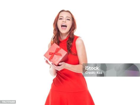 1 819세의 아름다운 빨간 머리 백인 젊은 여성 십대 소녀 앞의 1 인용허리까지 미소행복쾌활한 하이힐을 입고 기프트 박스박스컨테이너리본 18 19세에 대한 스톡 사진 및