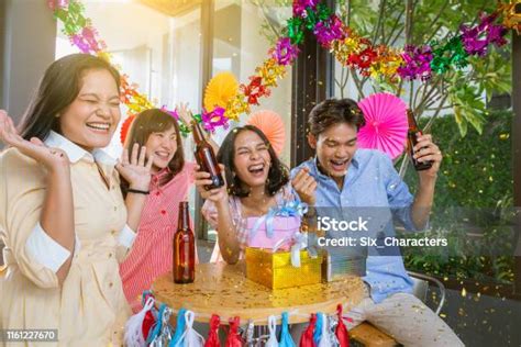 레스토랑에서 함께 생일 파티를 축하하는 행복한 아시아 친구들의 그룹 20 24세에 대한 스톡 사진 및 기타 이미지 20 24세 가족 공휴일 Istock