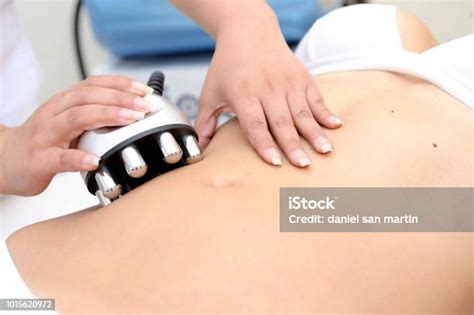 화장품입니다 아름 다운 여성의 몸 부드러운 피부에 머리카락을 제거에 레이저 제 모 치료를 하 고 미용사의 근접 촬영 뷰티
