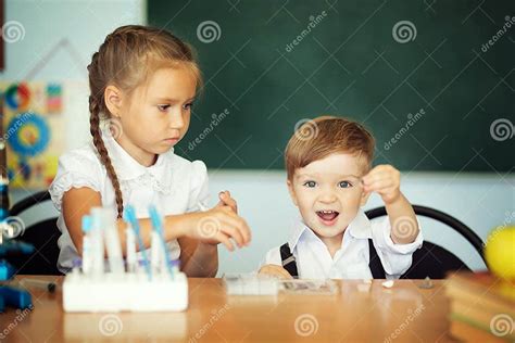 Äldre Syster Hjälper Sin Yngre Bror Med Läxor Fotografering För