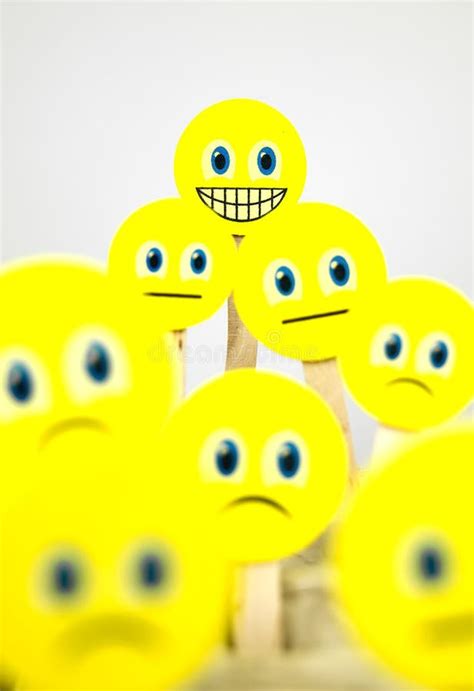 Photo Closeup De Face émoji Souriant Jaune Entre émoticônes Tristes Photo Stock Image Du