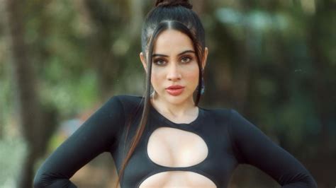 Urfi Javed Seduction Exposing Queen Boobs Free Show In Transparent Top Half Naked Uorfi Opens