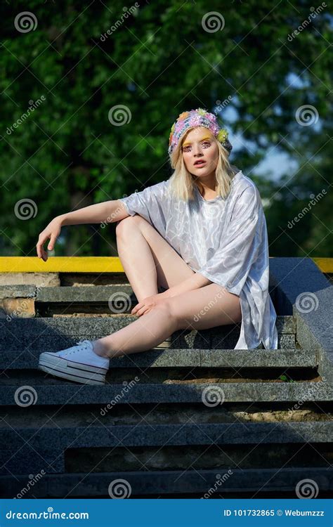 Jong Blond Meisje In Het Fonkelen Hoedenzitting Op Treden Stock Afbeelding Image Of Meisje