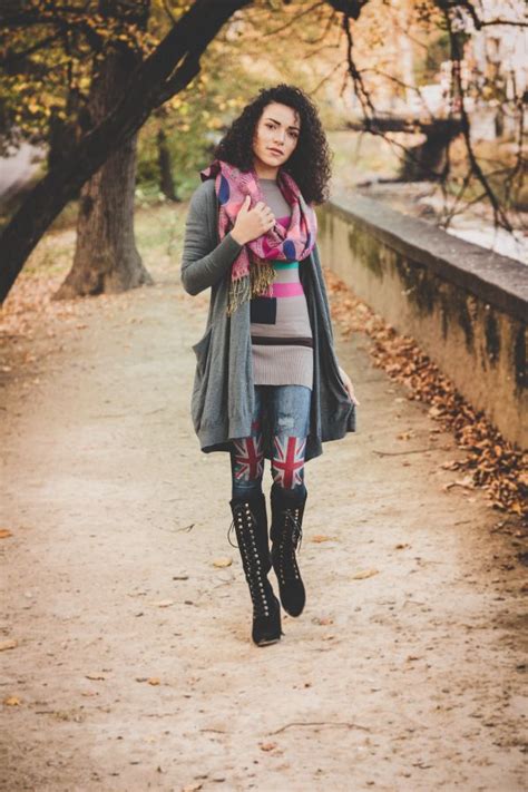 무료 이미지 소녀 의류 거리 패션 격자 무늬의 유행 아름다움 스냅 사진 신발류 격자 무늬 모직물 무릎 잔디 겉옷 디자인 관절 사진술 드레스