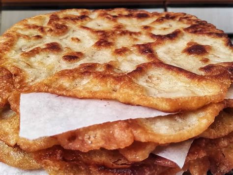 Che Cosè La Schita La Focaccetta Pavese Che Si Mangia Con Salumi E Formaggi Gambero Rosso