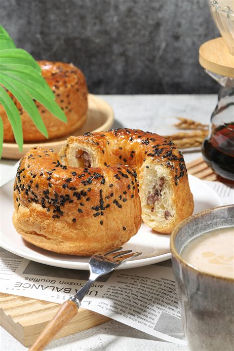 가벼운 식사 간단한 식사 갓 구운 나이프와 포크 낮 식사 뜨거운 음료 라떼 러스틱 맛있는 맛있는 아침 식사 먹음직스러운 미니멀리스트 미식가 베이글