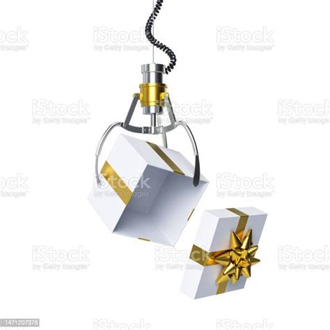 황금 로봇 금속 발톱은 흰색 선물 상자를 들고 있습니다 흰색 배경에 격리되어 있습니다 3d 렌더링 가능성에 대한 스톡 사진 및