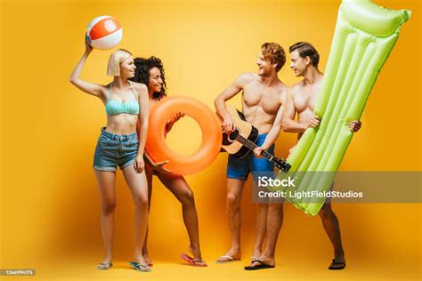 기타 풍선 매트리스 공과 노란색에 서로를보고 수영 반지와 여름 의상젊은 다문화 친구의 전체 길이 보기 스튜디오 촬영에 대한 스톡 사진 및 기타 이미지 Istock