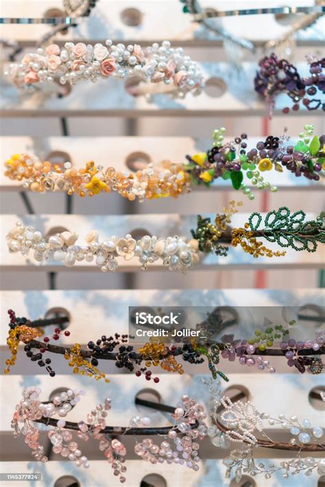 가 게 안에는 보석으로 된 돌이 달린 머리 띠가 있습니다 여성을 위한 머리에 고급 보석 세로 사진 가방에 대한 스톡 사진 및 기타 이미지 Istock