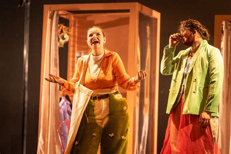 Production théâtrale le manifeste de la jeune fille dOlivier