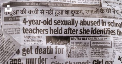 신문 종이로 덮인 여자의 등 사진 Unsplash의 무료 회색 이미지