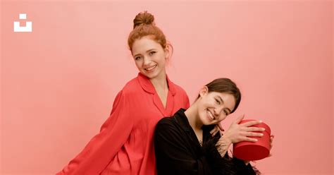 빨간색과 검은색 옷을 입은 두 여성이 사진을 찍기 위해 포즈를 취하고 있다 사진 Unsplash의 무료 오데사 이미지