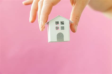 분홍색 파스텔 컬러풀한 트렌디한 배경에 분리된 미니어처 화이트 장난감 집을 들고 있는 여성 핸드를 디자인하는 심플한 디자인 대출에 대한 스톡 사진 및 기타 이미지 Istock