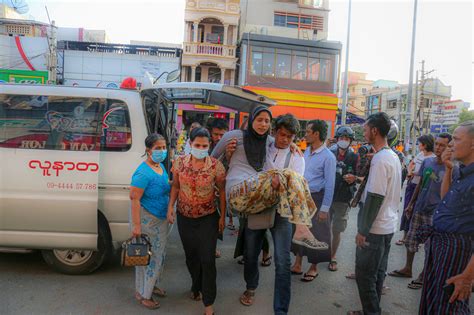 မန္တလေး မြန်မာ့စီးပွားရေးဘဏ်ခွဲ ၁ ရှေ့ ပစ်ခတ်မှုတွင် ဒဏ်ရာရသွားသည့် ပြည်သူများ ဓာတ်ပုံ