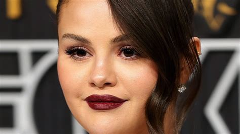 Los labios rojo coñac de Selena Gomez en los Emmys son pura tendencia 2024