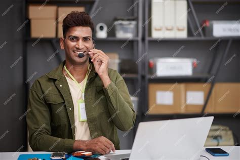 premium photo portrait of repairing service manager answering phone