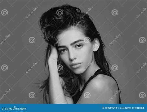 Bella Joven Mujer Con Piel Limpia Y Perfecta Mujer Con Rostro De Belleza Retrato Facial De Piel